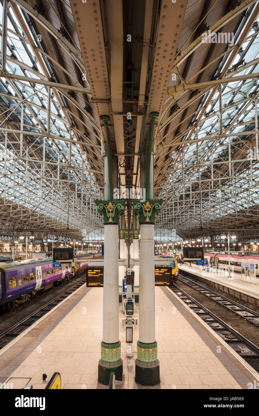 Manchester Piccadilly Train Station Stock Photo - Alamy