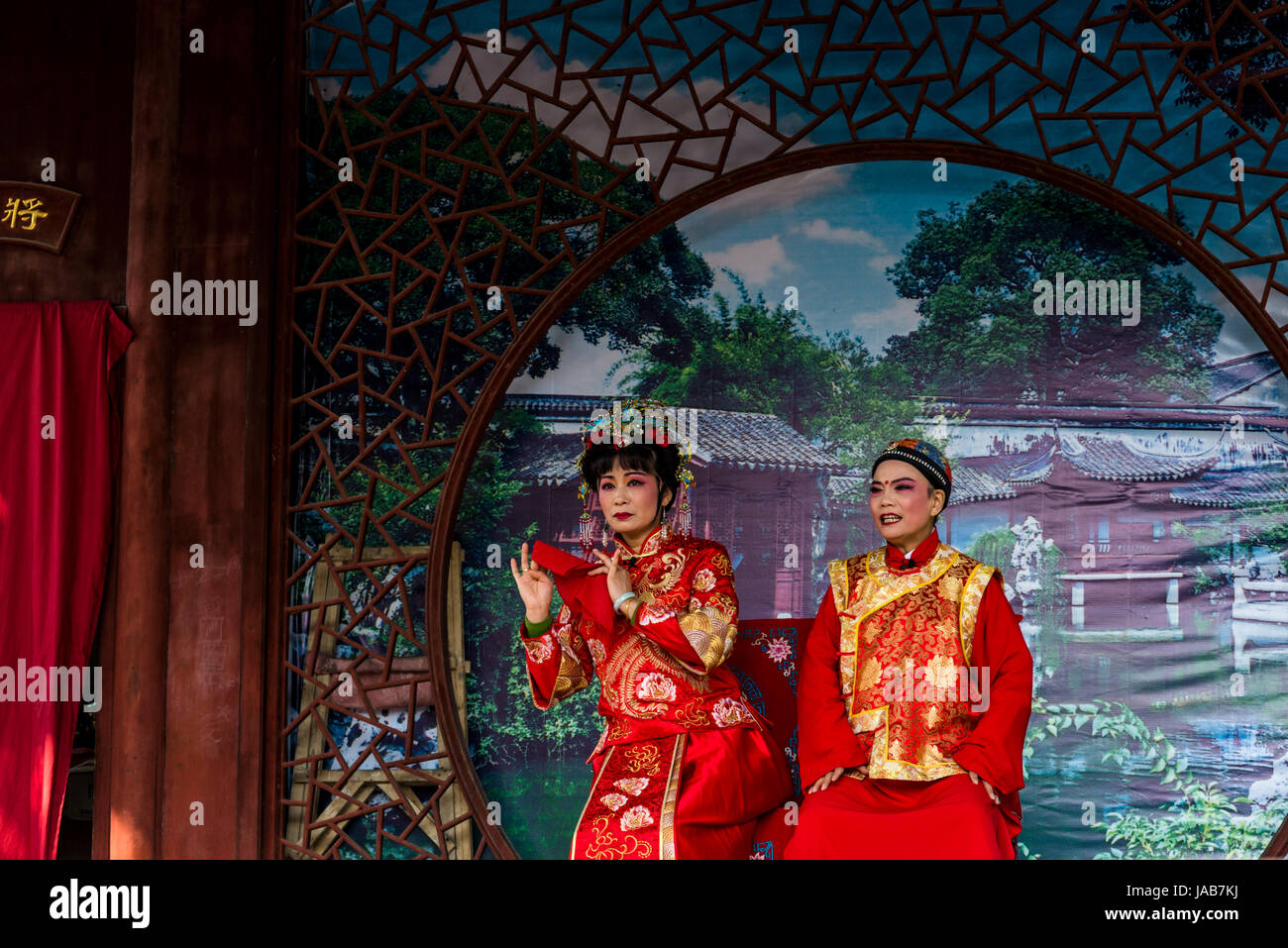 Chinese opera clothes hi-res stock photography and images - Alamy