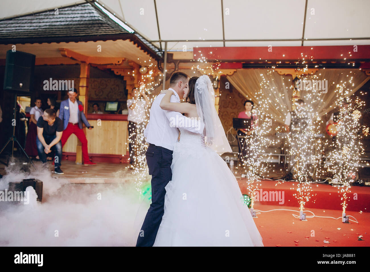 the bride and groom dance first dance Stock Photo - Alamy