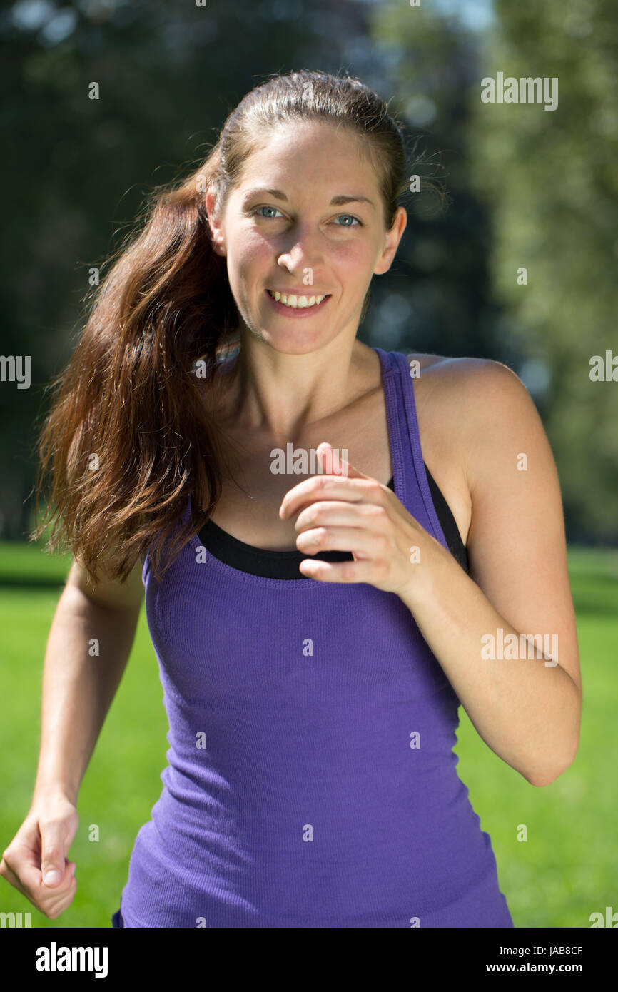 Junge Frau beim Sport Training Laufen in der Natur Stock Photo - Alamy