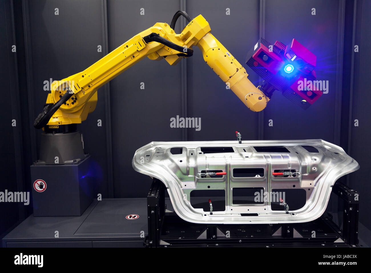 Combined 3D scanner and robotic arm automate scanning. Optical 3D ...