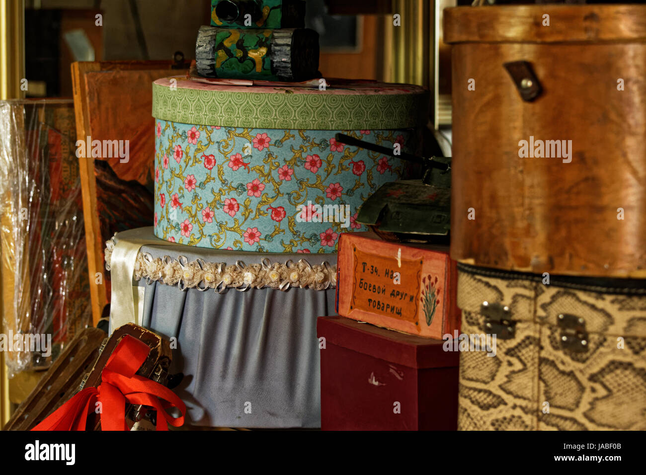 Antique Hat Boxes High Resolution Stock Photography and Images - Alamy