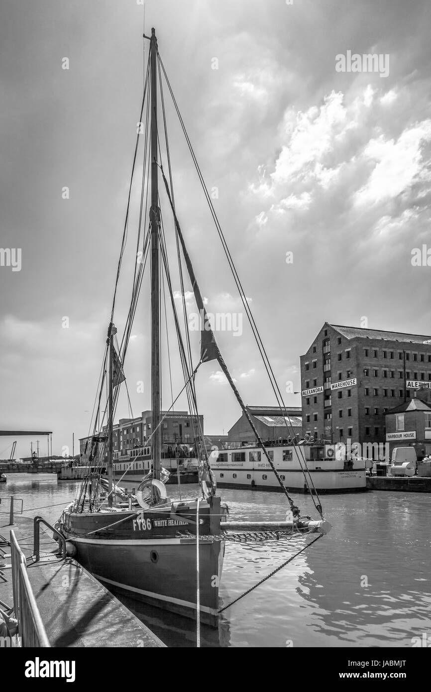 Docks for ships hi-res stock photography and images - Alamy