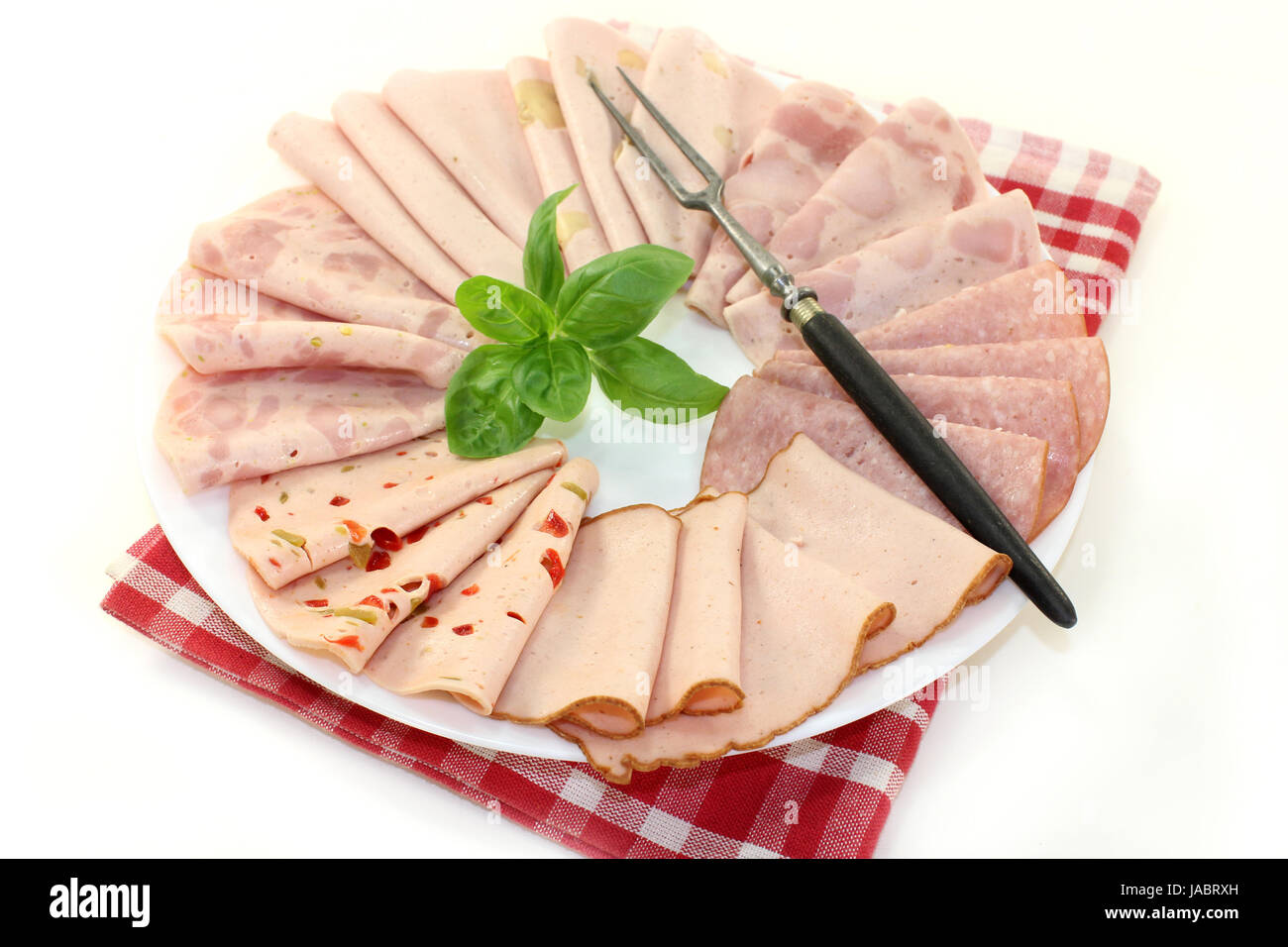 verschiedene Wurstsorten auf einem weißen Teller Stock Photo - Alamy