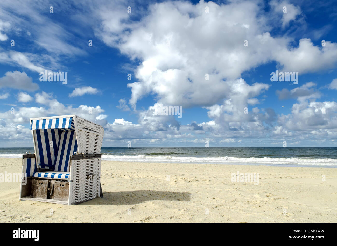 ein Strandkorb am Strand von Sylt Stock Photo - Alamy