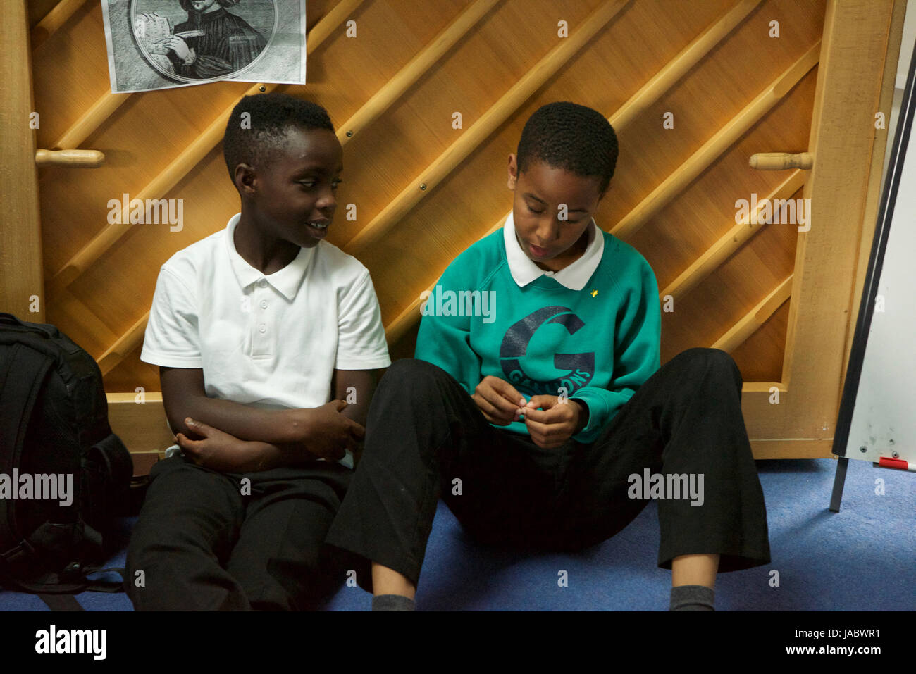 Primary pupils in conversation Stock Photo - Alamy