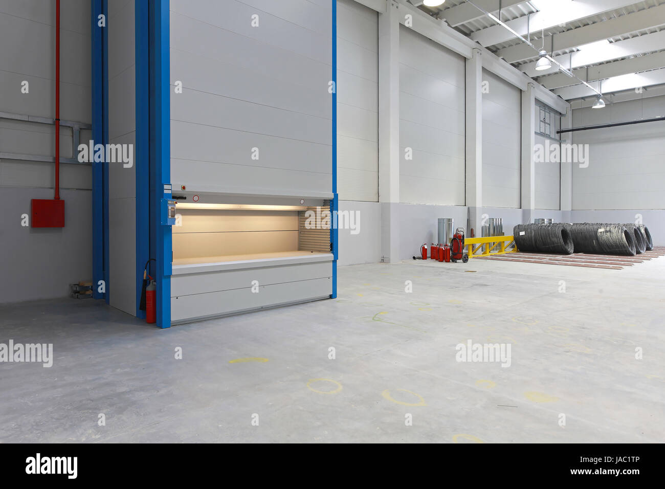 Vertical carousel storage unit in distribution warehouse Stock Photo ...