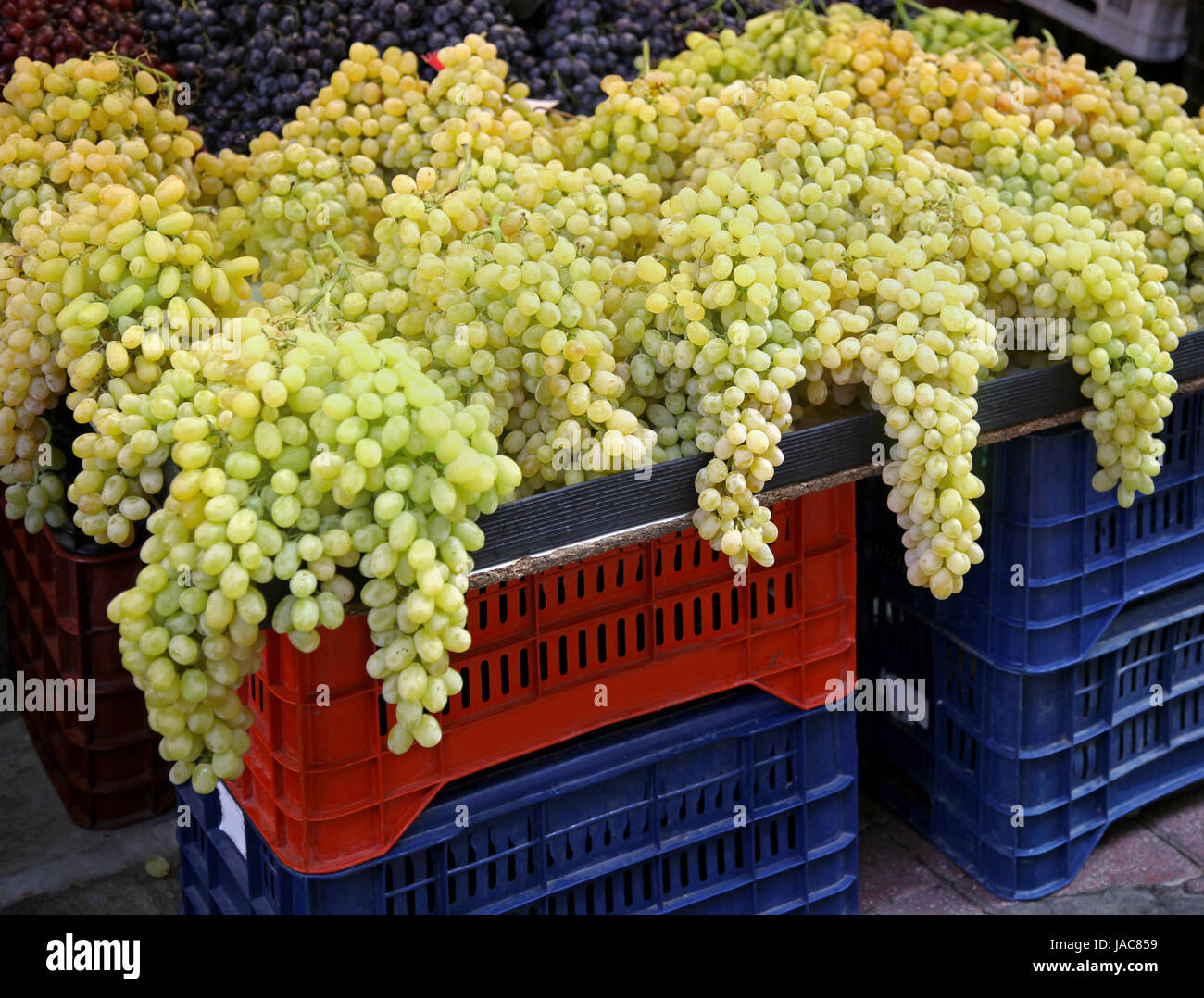 Large pile of white organic grapes on market Stock Photo - Alamy