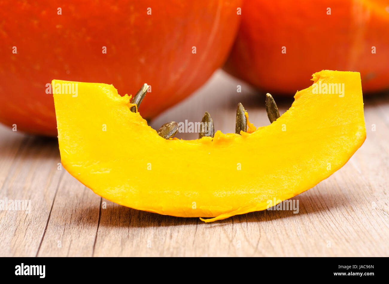 Orange Scheibe Kürbis mit Kernen Stock Photo - Alamy