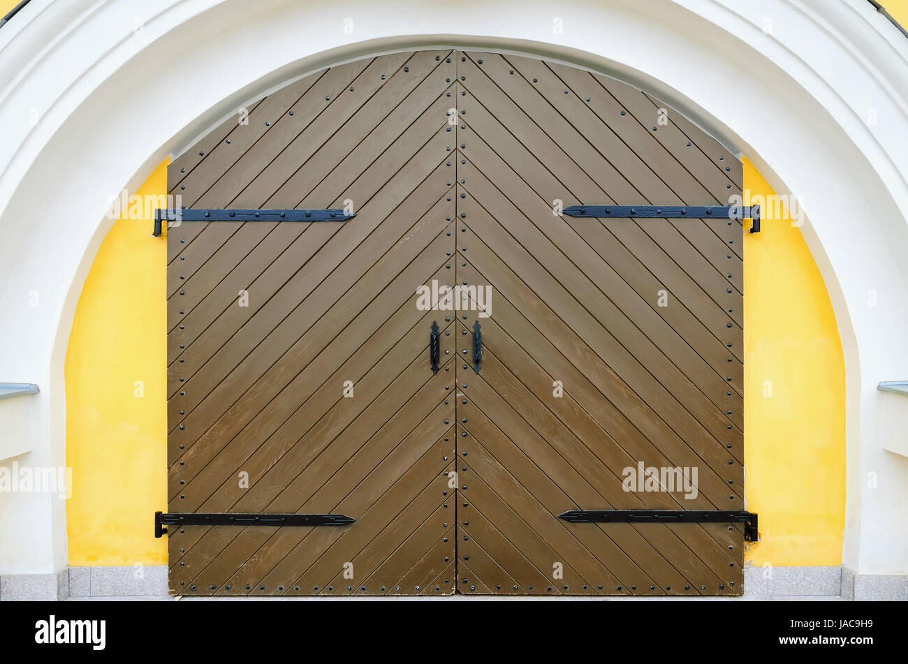 Closed Gates, Main Entrance To The Courtyard Stock Photo - Alamy