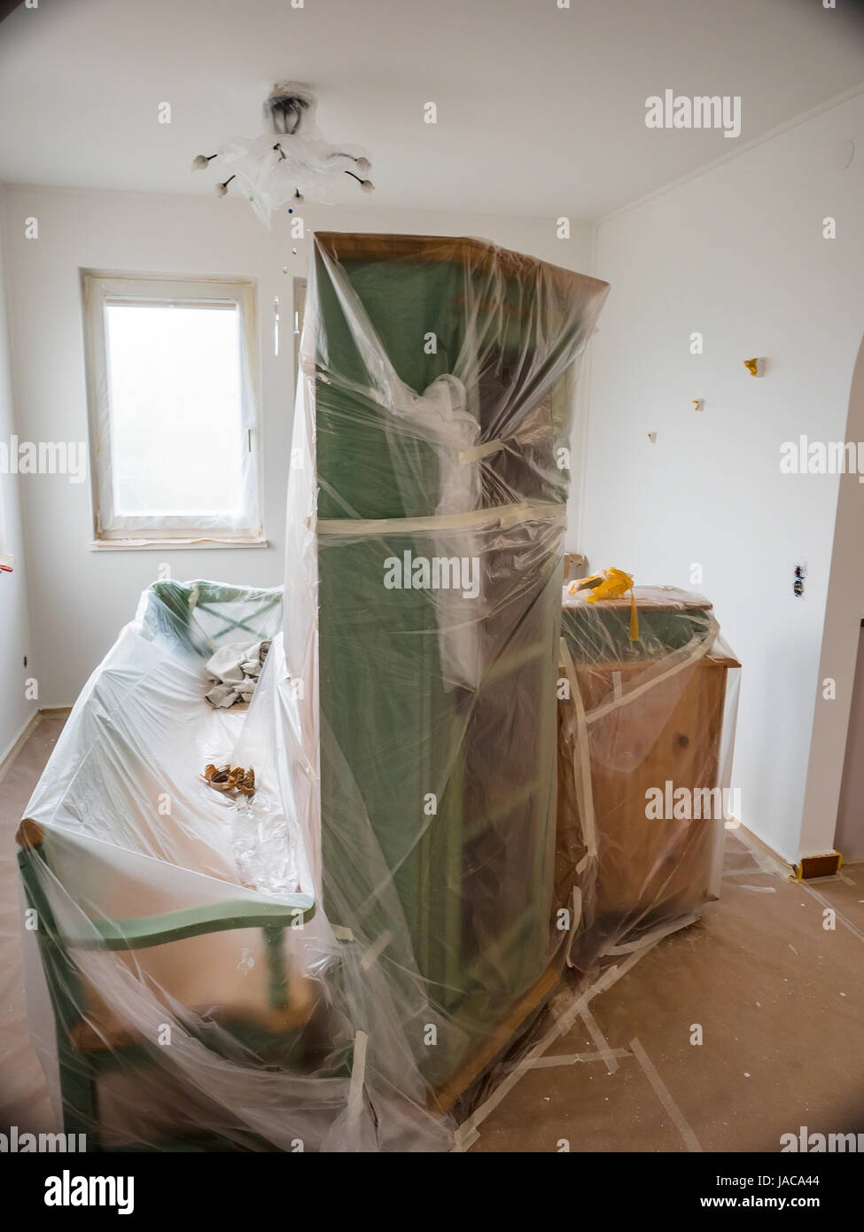 The tub with white dispersion paint of a painter., Der K¸bel mit weiﬂer ...