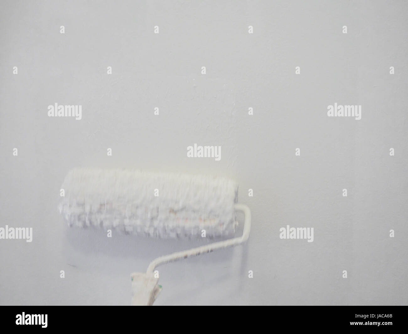 The tub with white dispersion paint of a painter., Der K¸bel mit weiﬂer ...