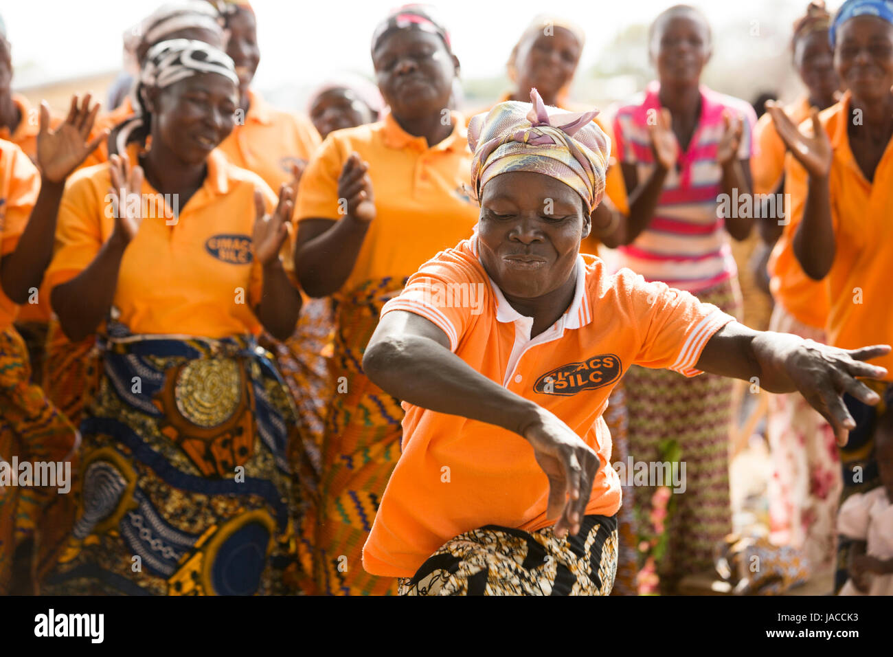 Kente ghana woman hi-res stock photography and images - Alamy