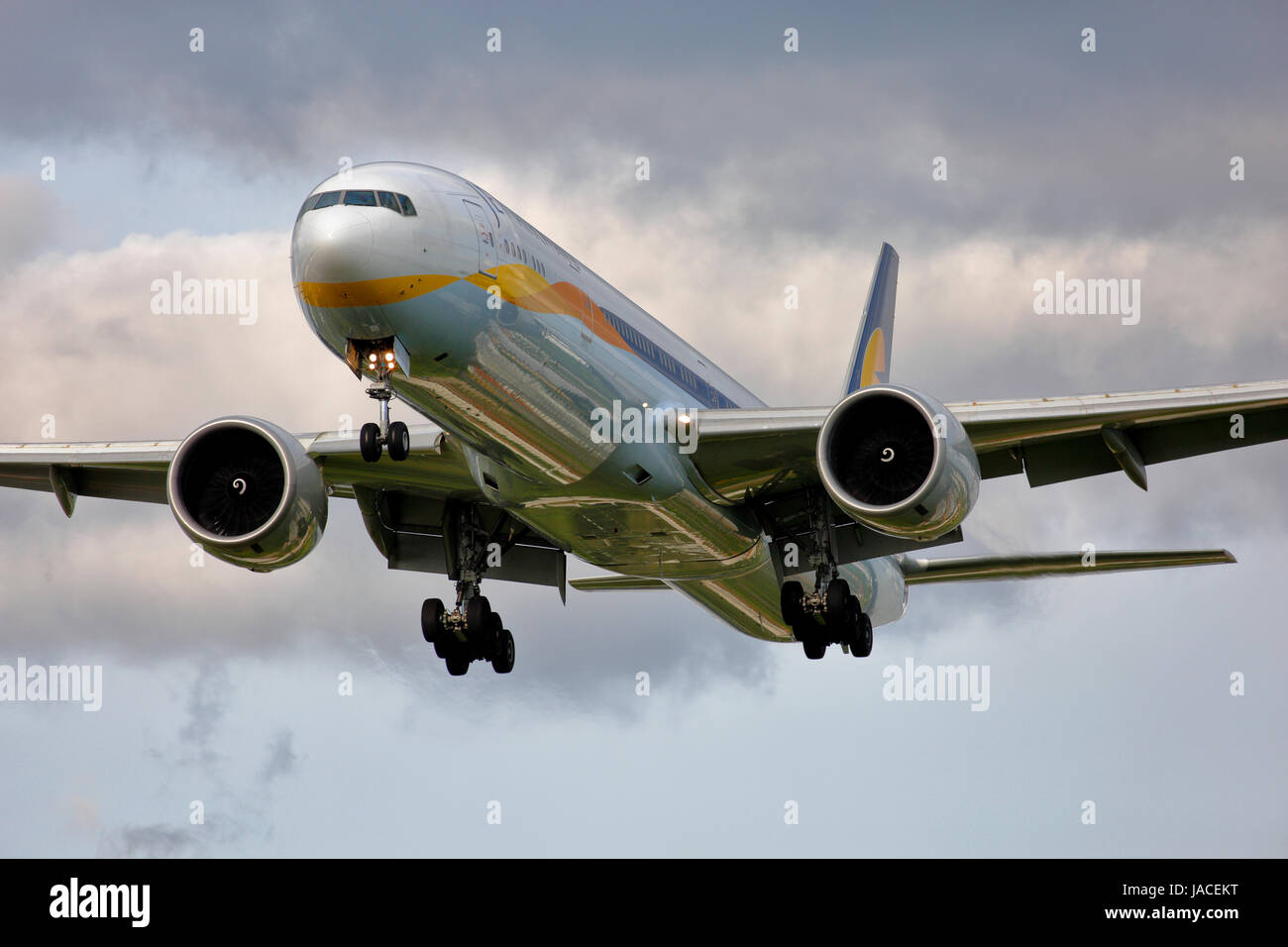 Boeing 777 slats hi-res stock photography and images - Alamy