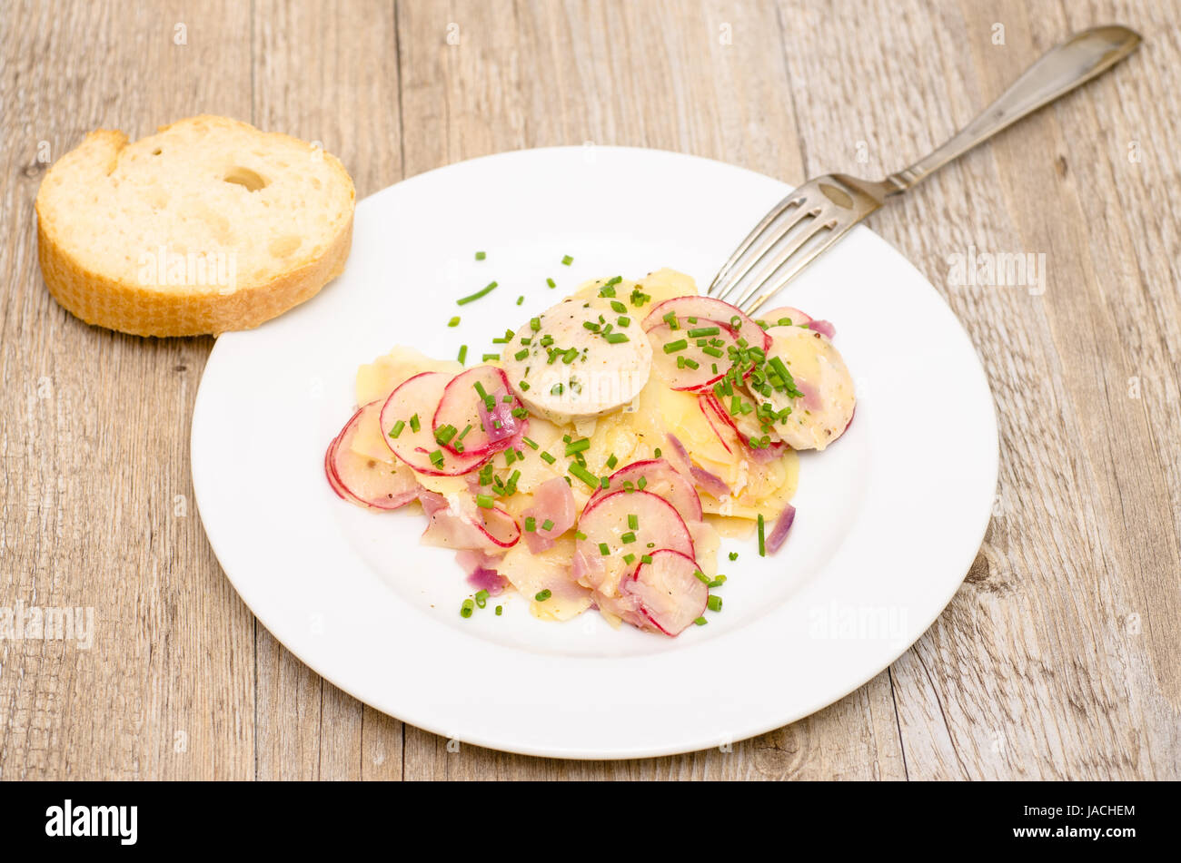 Kartoffelsalat auf einem weissen Teller mit Brot und Gabel Stock Photo ...