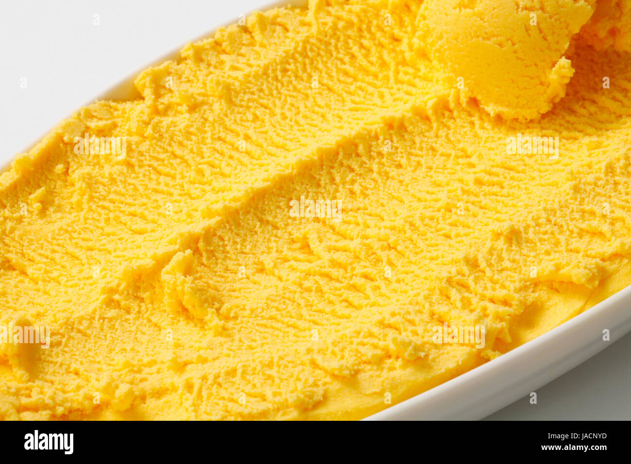 Dish of yellow custard ice cream Stock Photo - Alamy