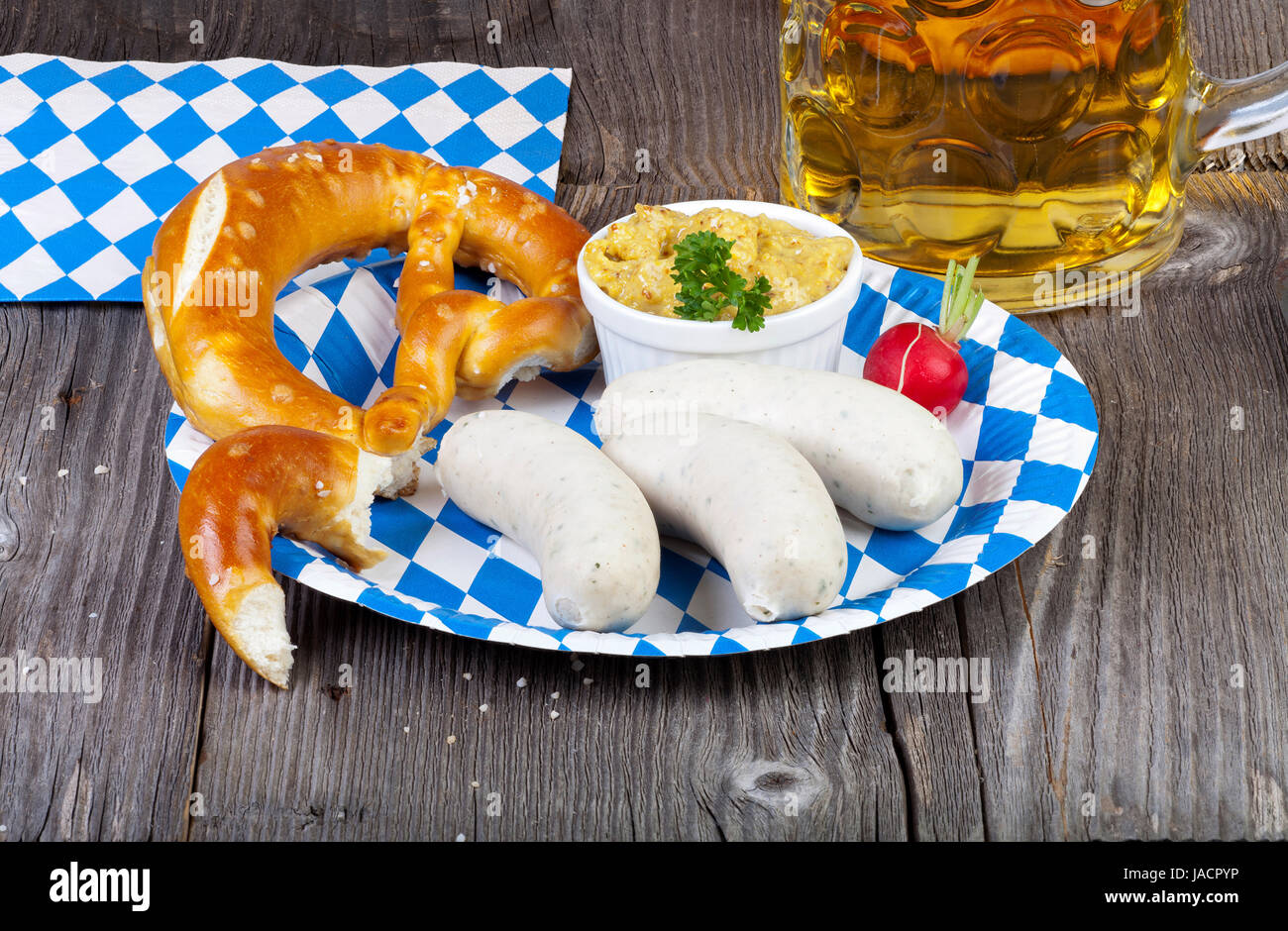 Typisch bayerische Oktoberfest Mahlzeit mit Weißwurst, Senf, Brezeln ...