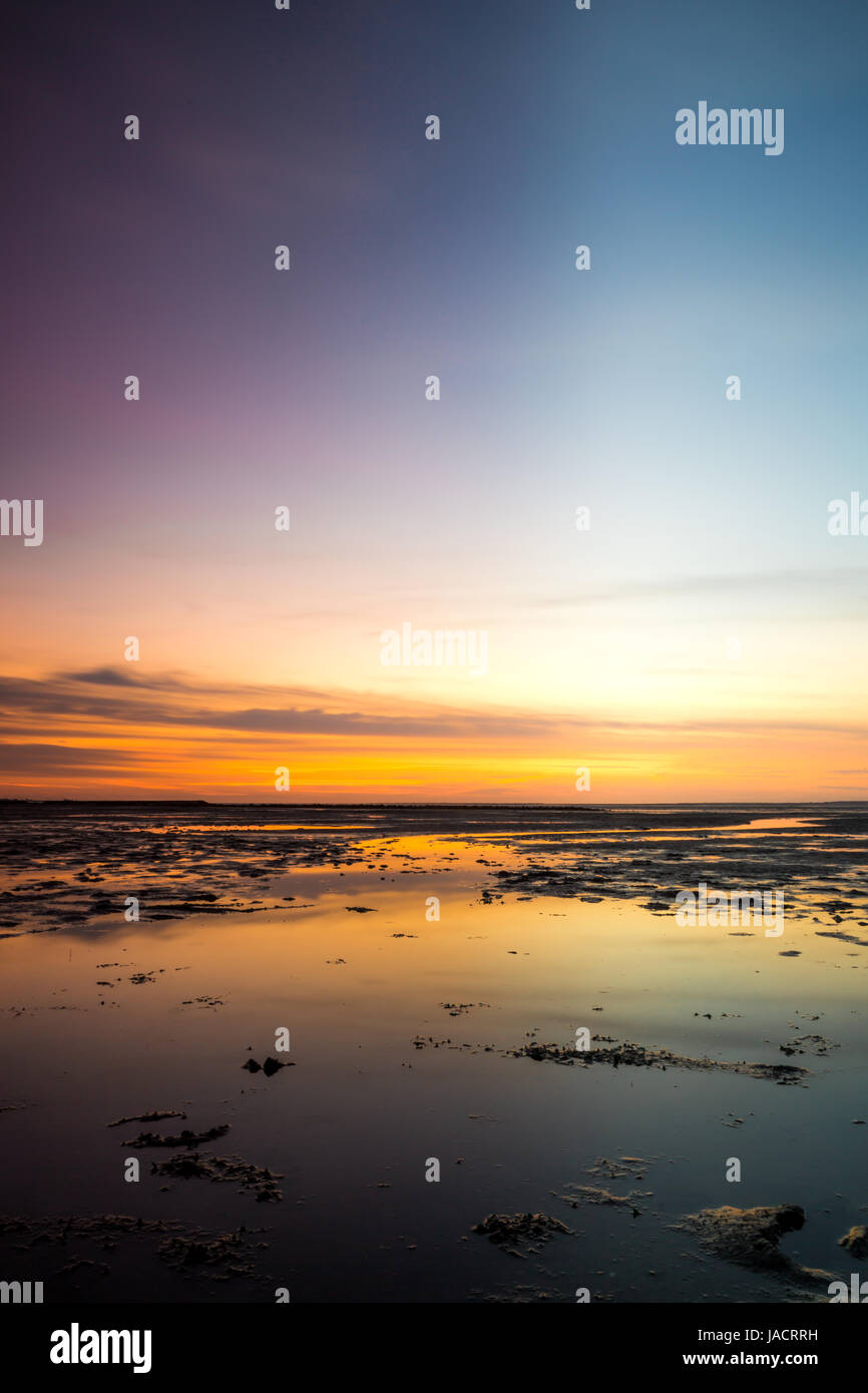 Pink cloud sunset over ocean hi-res stock photography and images - Alamy