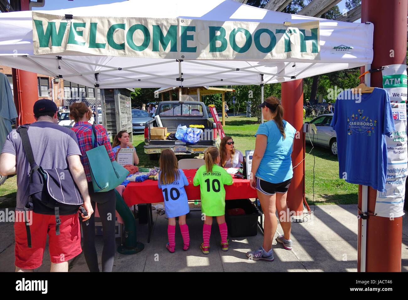 Welcome booth at the Carrboro Farmer's Market Stock Photo - Alamy