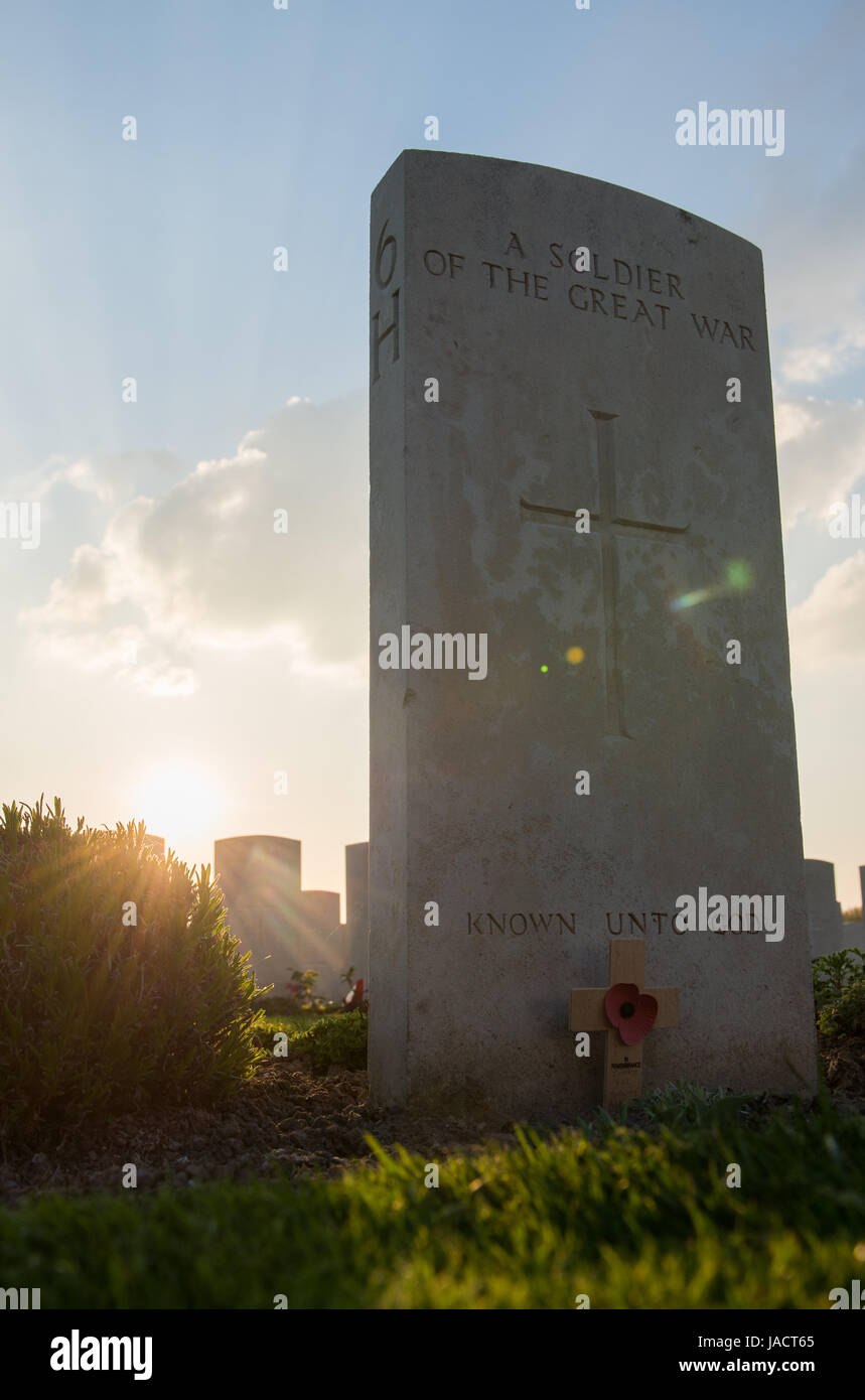 Ww1 soldier graves hi-res stock photography and images - Alamy