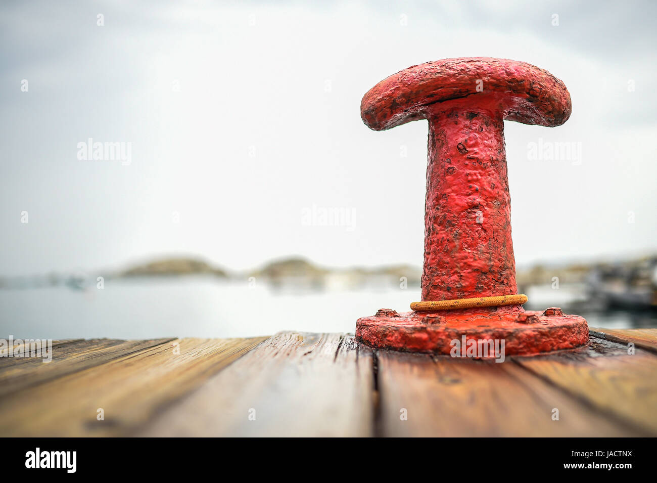 Wooden boat mooring bollard on hi-res stock photography and images - Alamy