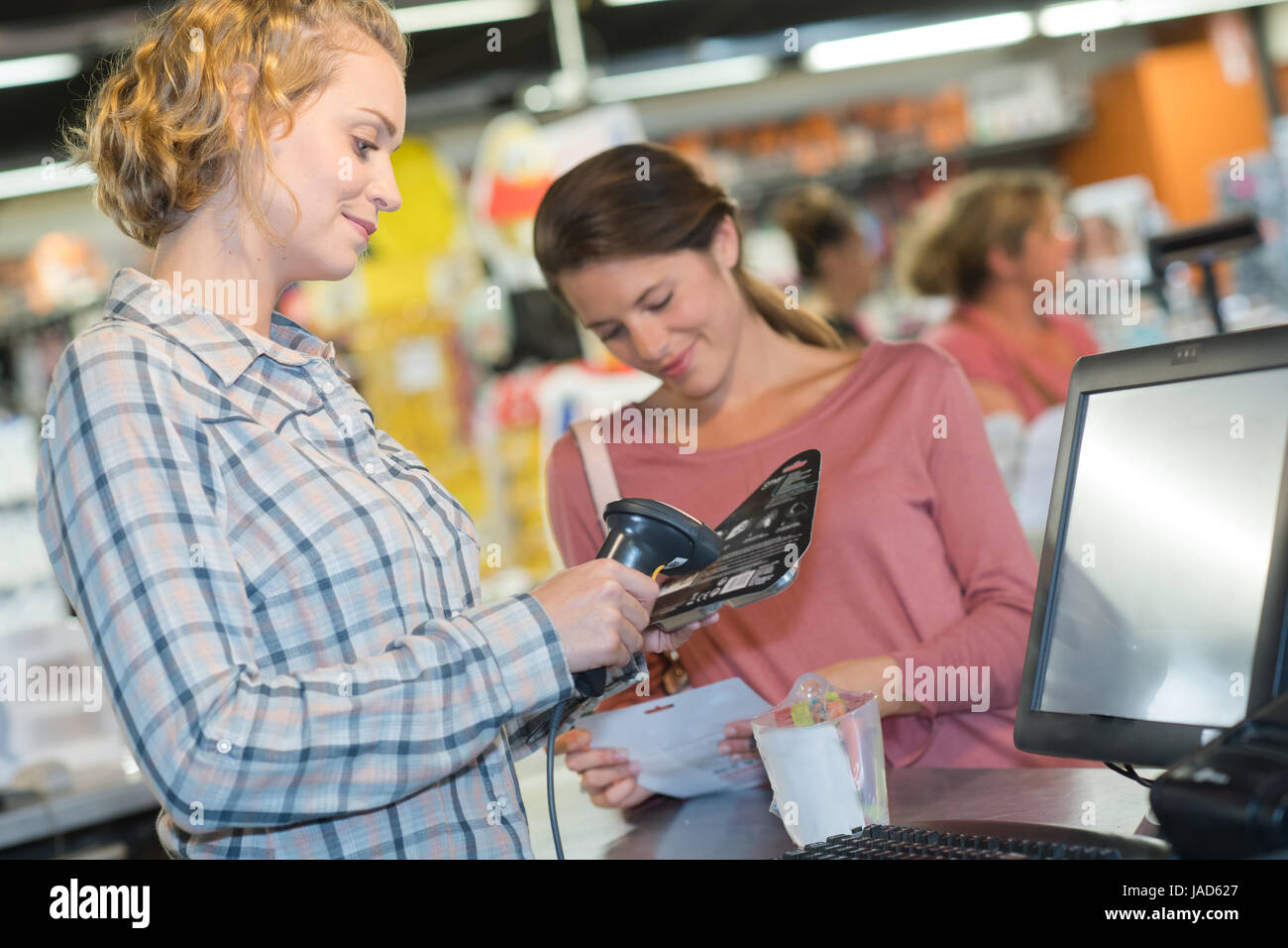 customer paying for shopping at supermarket checkout Stock Photo - Alamy