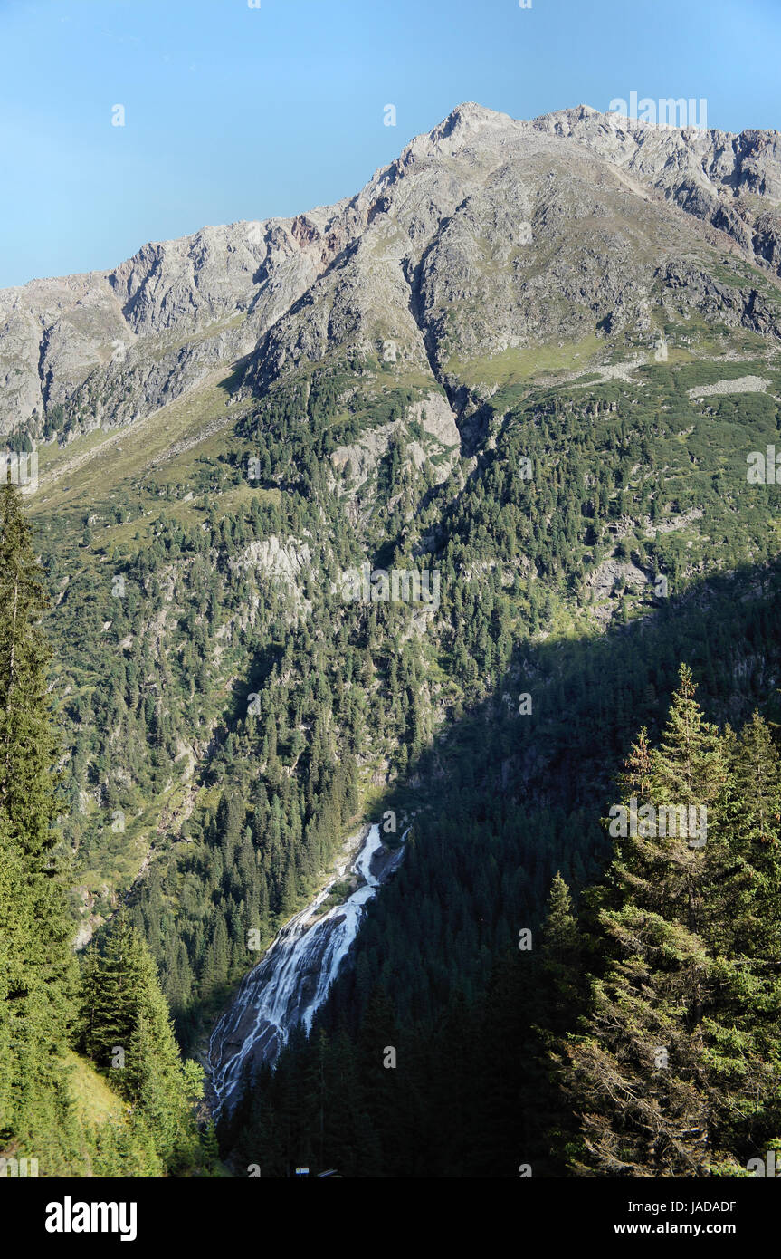 Wasserfall an einem Berghang, Berg mit steilen Felsen, zum Teil ...