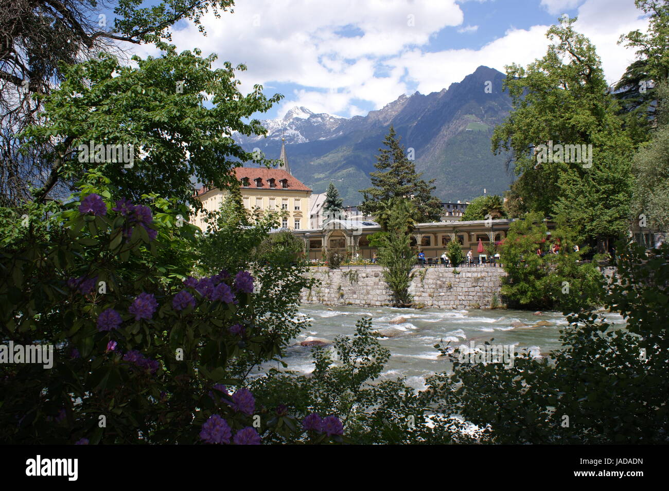 Blick auf die Passer mit Stromschnellen; die Kurpromenade von Meran und ...