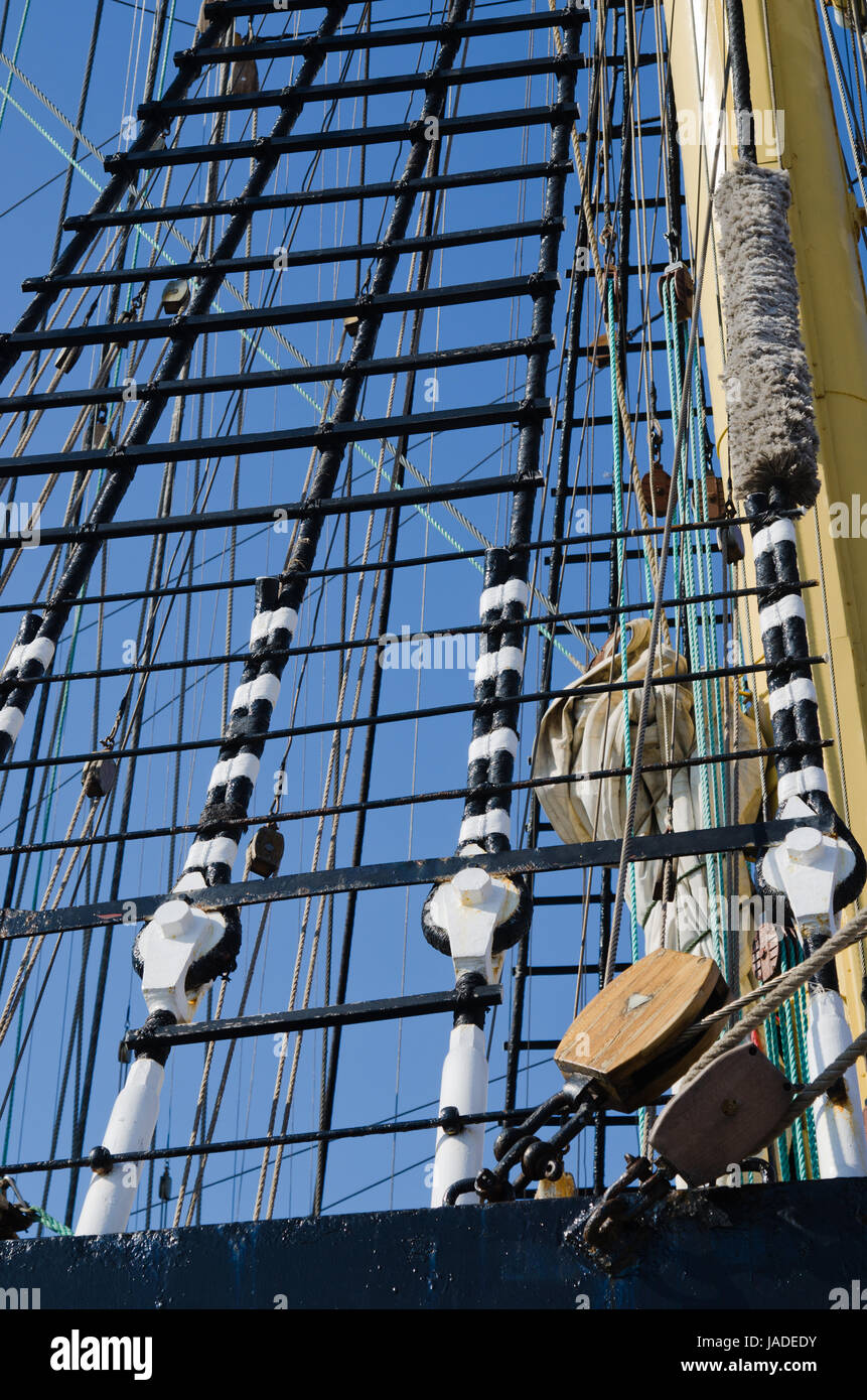 Blocks and rigging at the old sailboat, close-up Stock Photo - Alamy