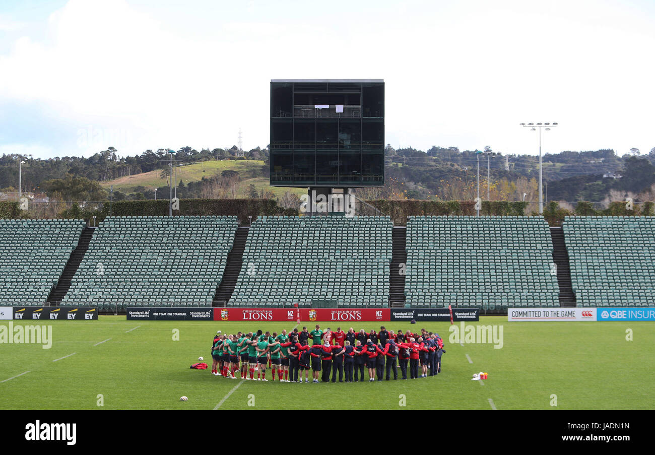 Captains run qbe stadium hi-res stock photography and images - Alamy