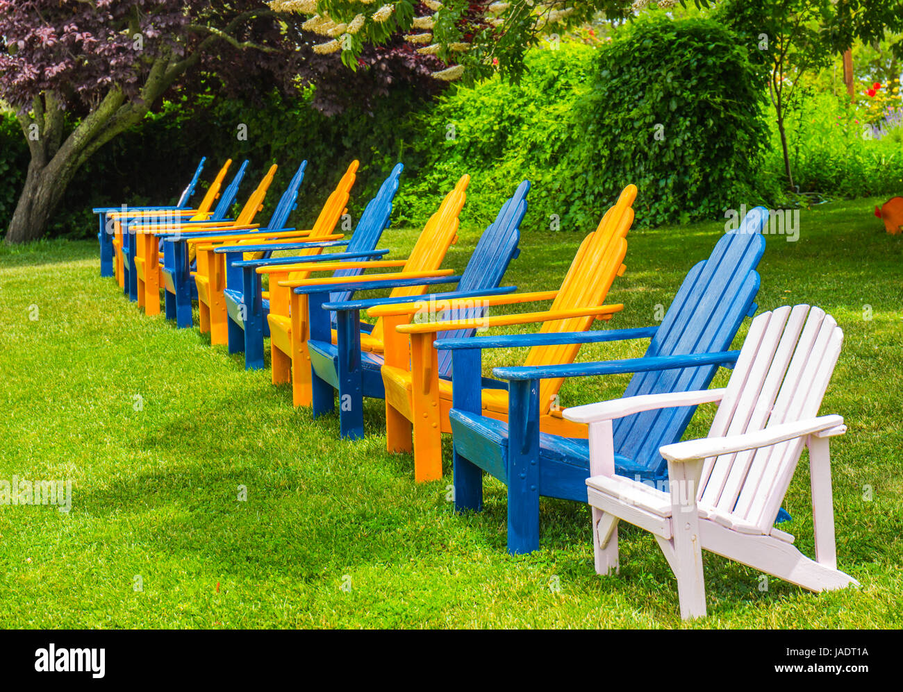 Row of lounge chairs hi-res stock photography and images - Alamy
