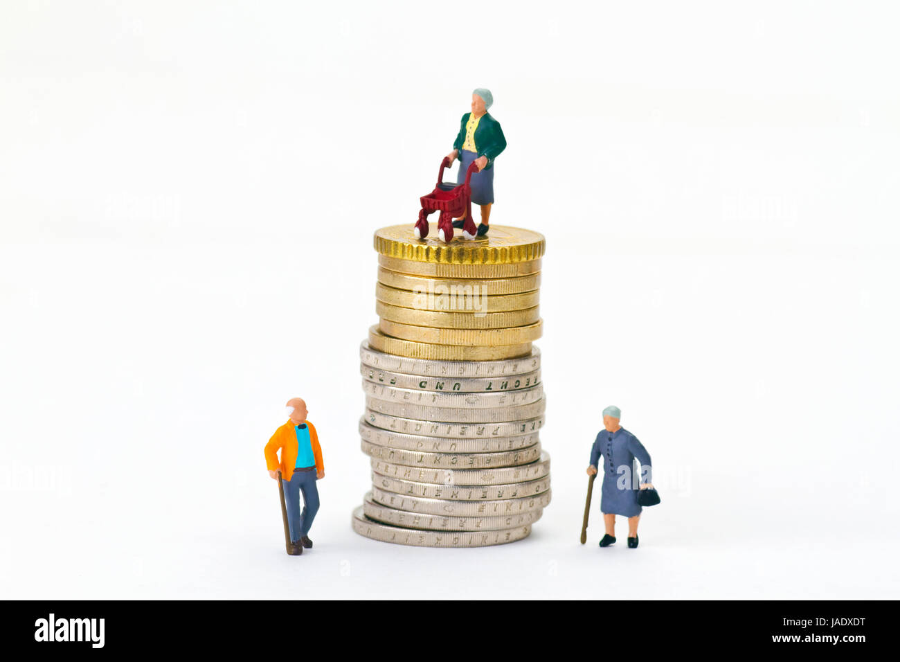 Figuren von Senioren mit Geldstapel Stock Photo - Alamy