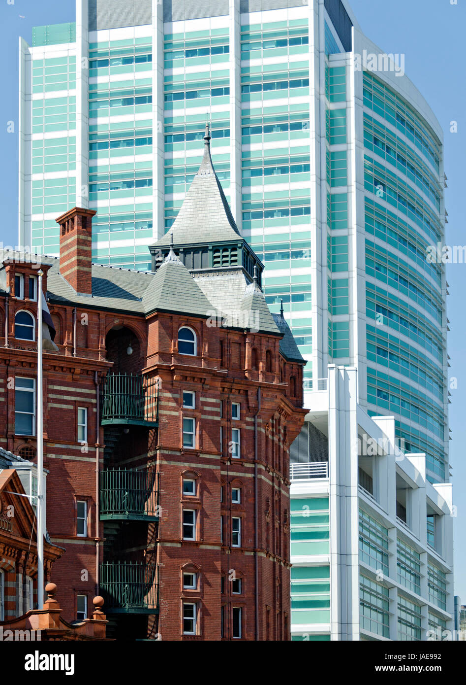 Das neue University College Hospital und das alte UCL Cruciform ...