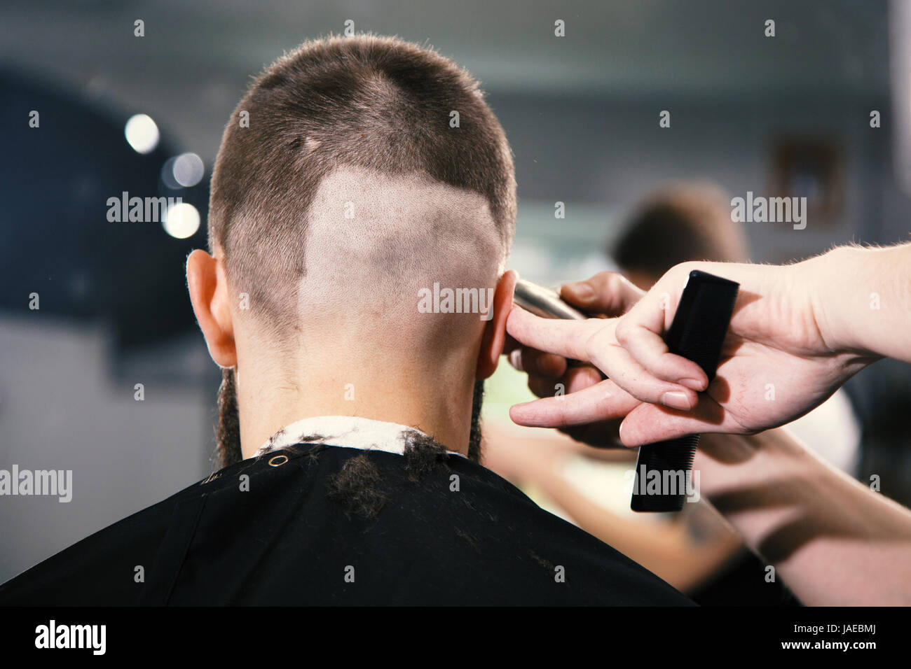 Professional barber in a barbershop doing a haircut Stock Photo - Alamy