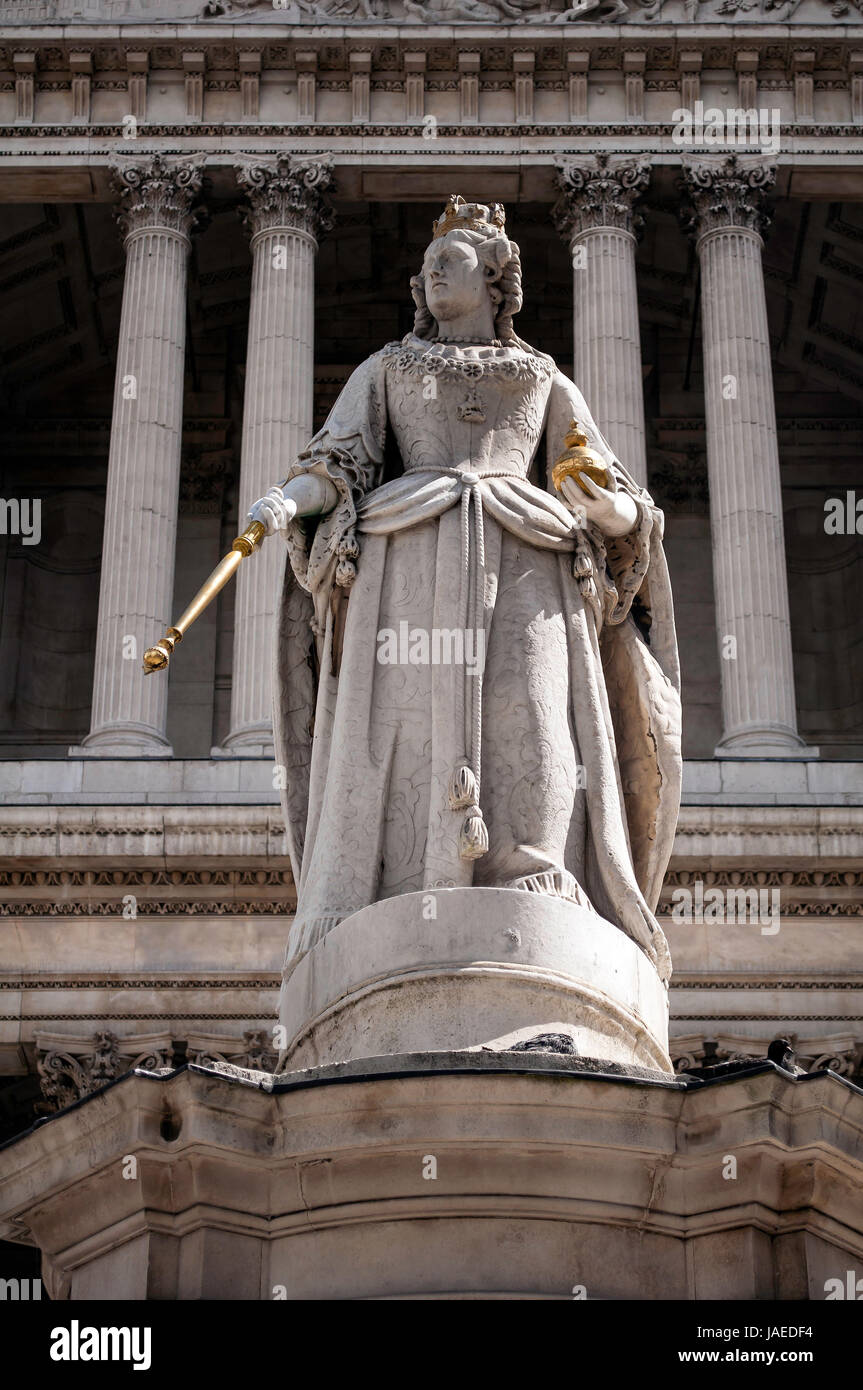 Queen annes statue hi-res stock photography and images - Alamy