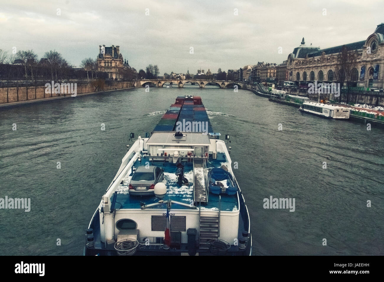 River seine louvre museum hi-res stock photography and images - Alamy