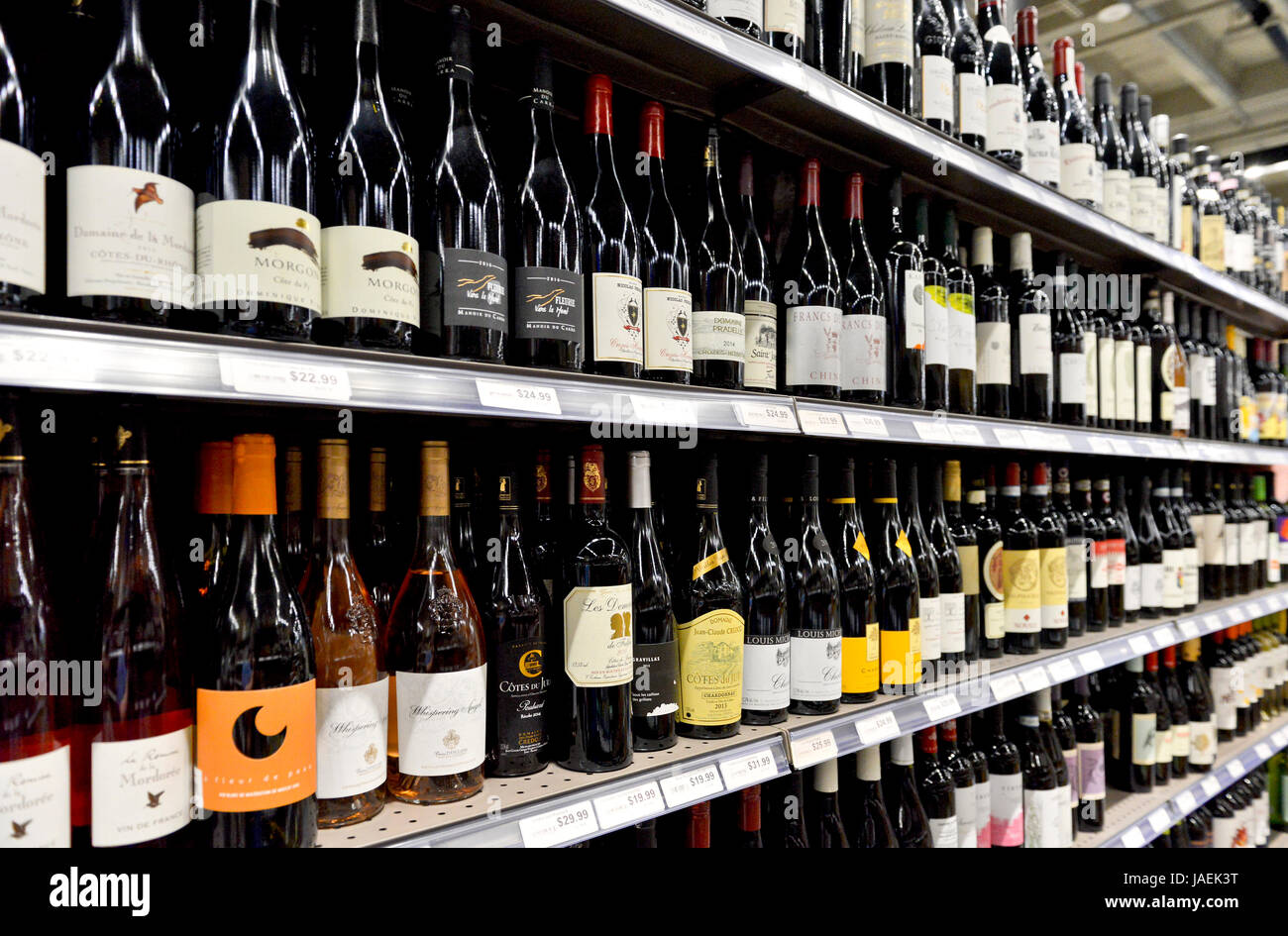 Wine shelves hi-res stock photography and images - Alamy