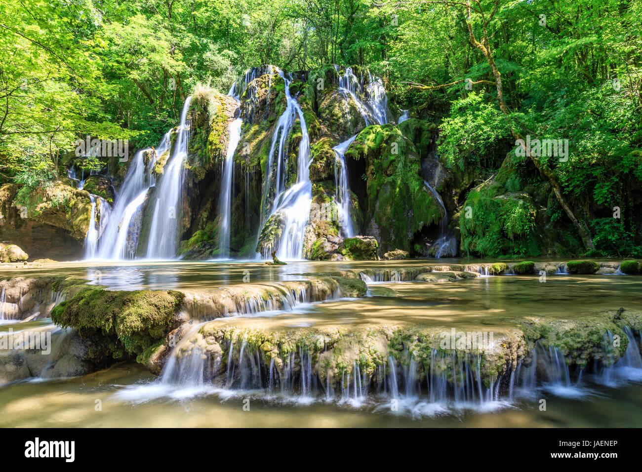 France, Jura (39), Les Planches-près-Arbois, la cascade des Tufs Stock ...