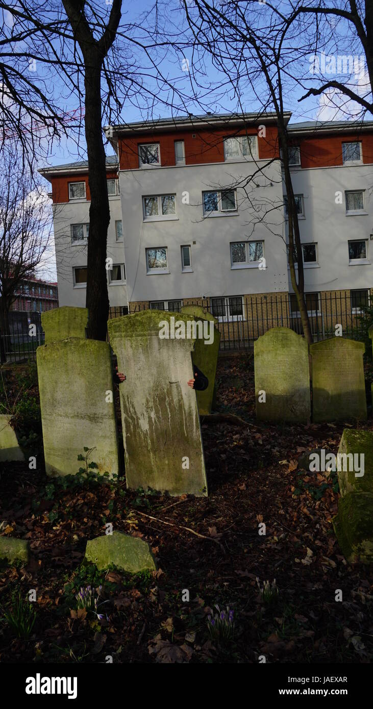 Modern cemeteries hi-res stock photography and images - Alamy