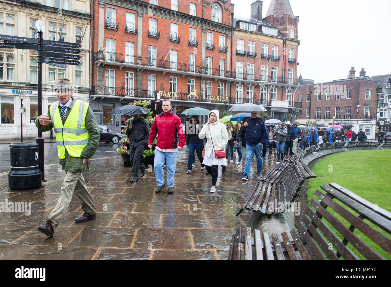 Windsor, UK. 6th June, 2017. Tourists make their way towards Windsor ...