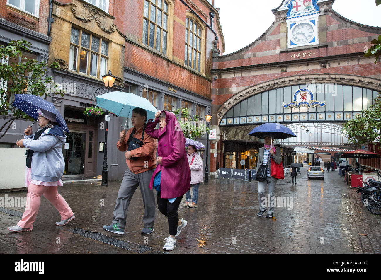 Windsor, UK. 6th June, 2017. Tourists make their way towards Windsor ...