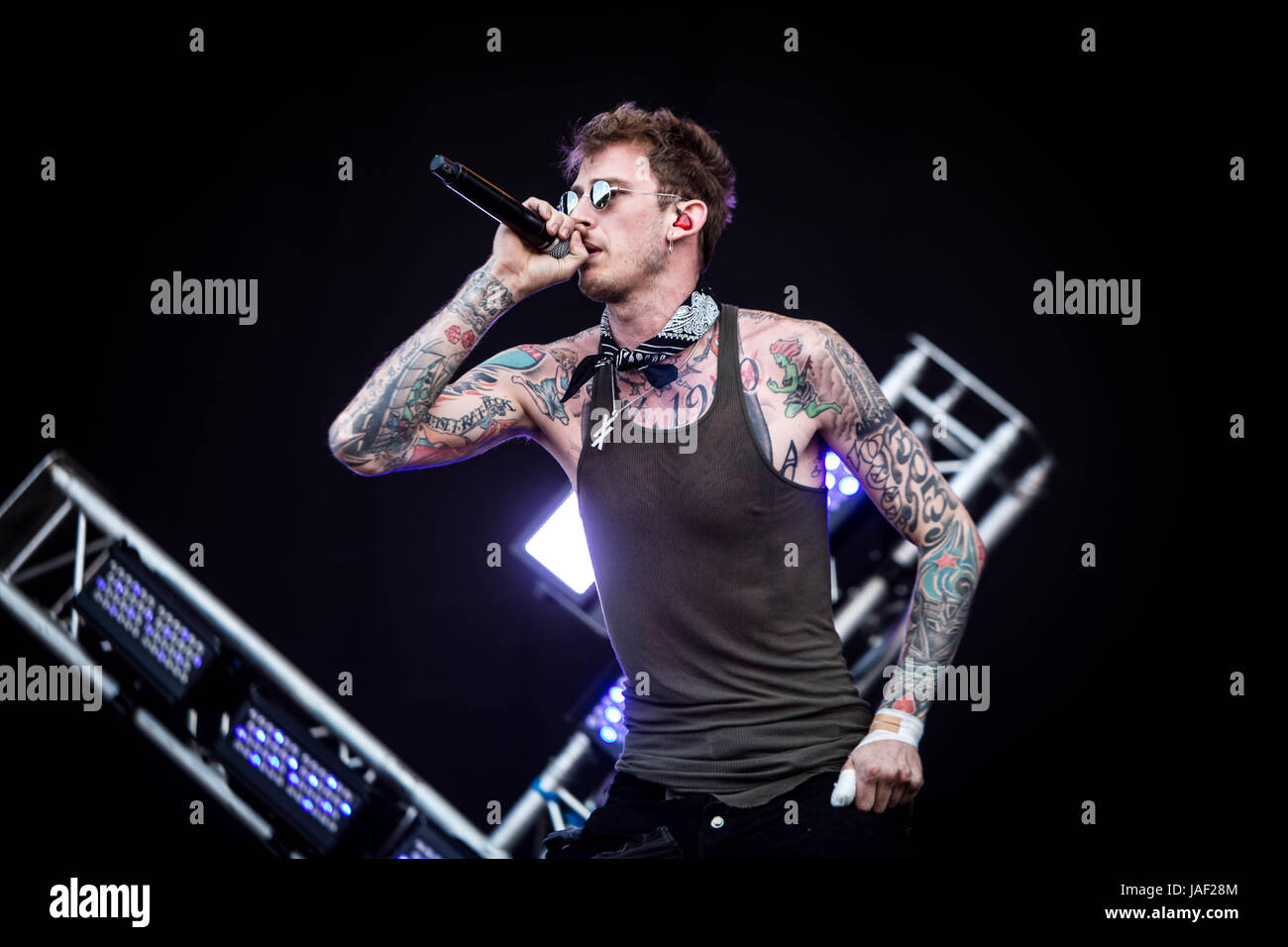 Machine gun kelly drummer hi-res stock photography and images - Alamy