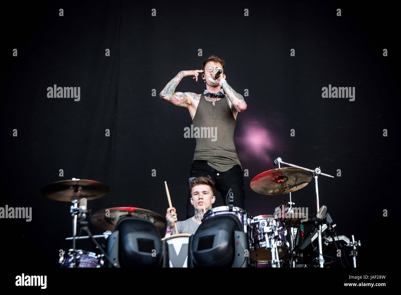 Machine gun kelly drummer hi-res stock photography and images - Alamy