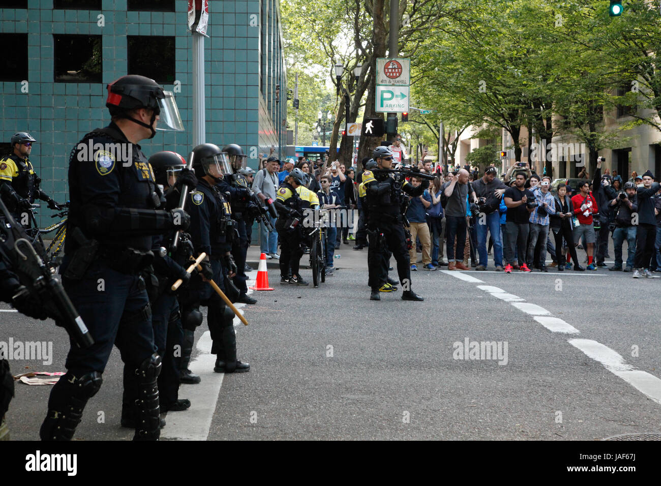Portland riot police hi-res stock photography and images - Alamy