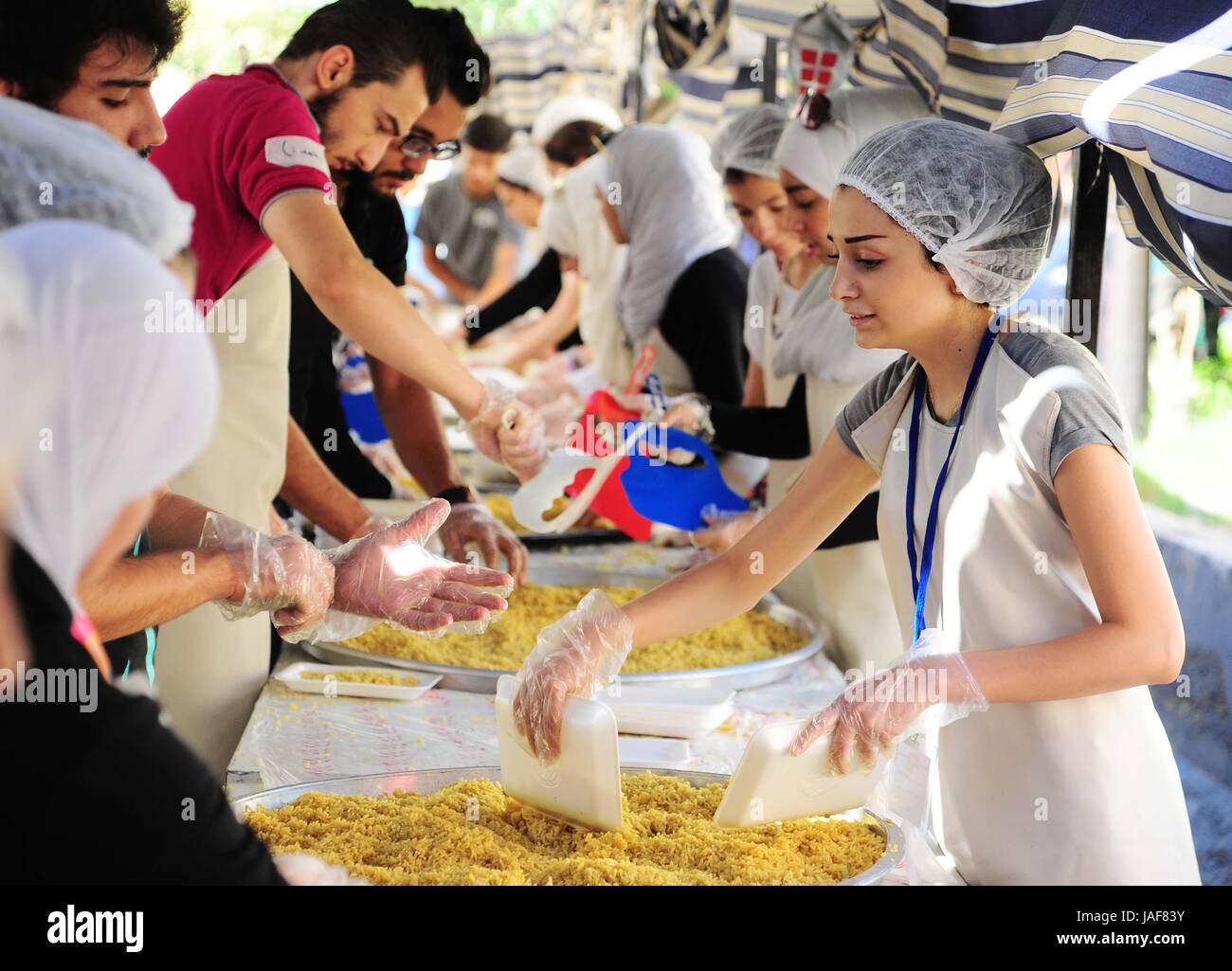 Damascus, Syria. 6th June, 2017. Volunteers prepare the Ramadan iftar ...