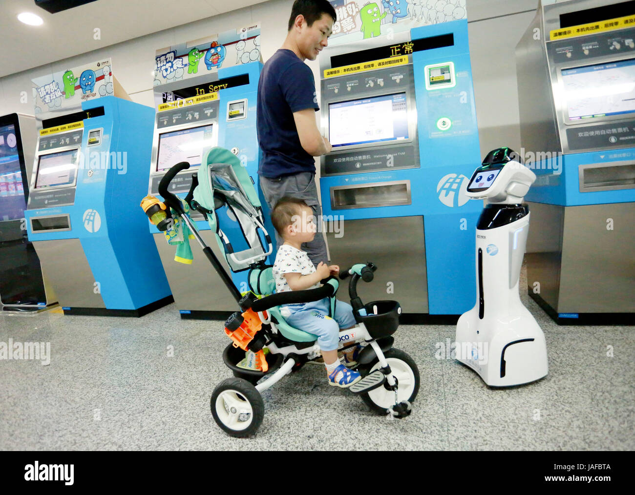 Robot child help hi-res stock photography and images - Alamy