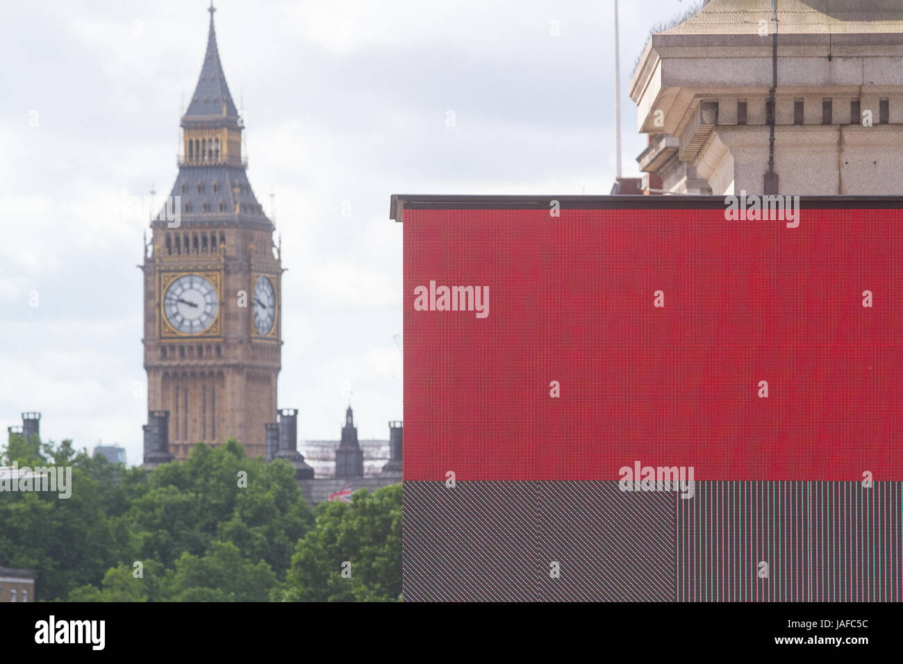 London, UK. 7th June, 2017. An electronic board displays the colours ...