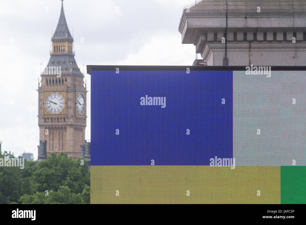 London, UK. 7th June, 2017. An electronic board displays the colours ...