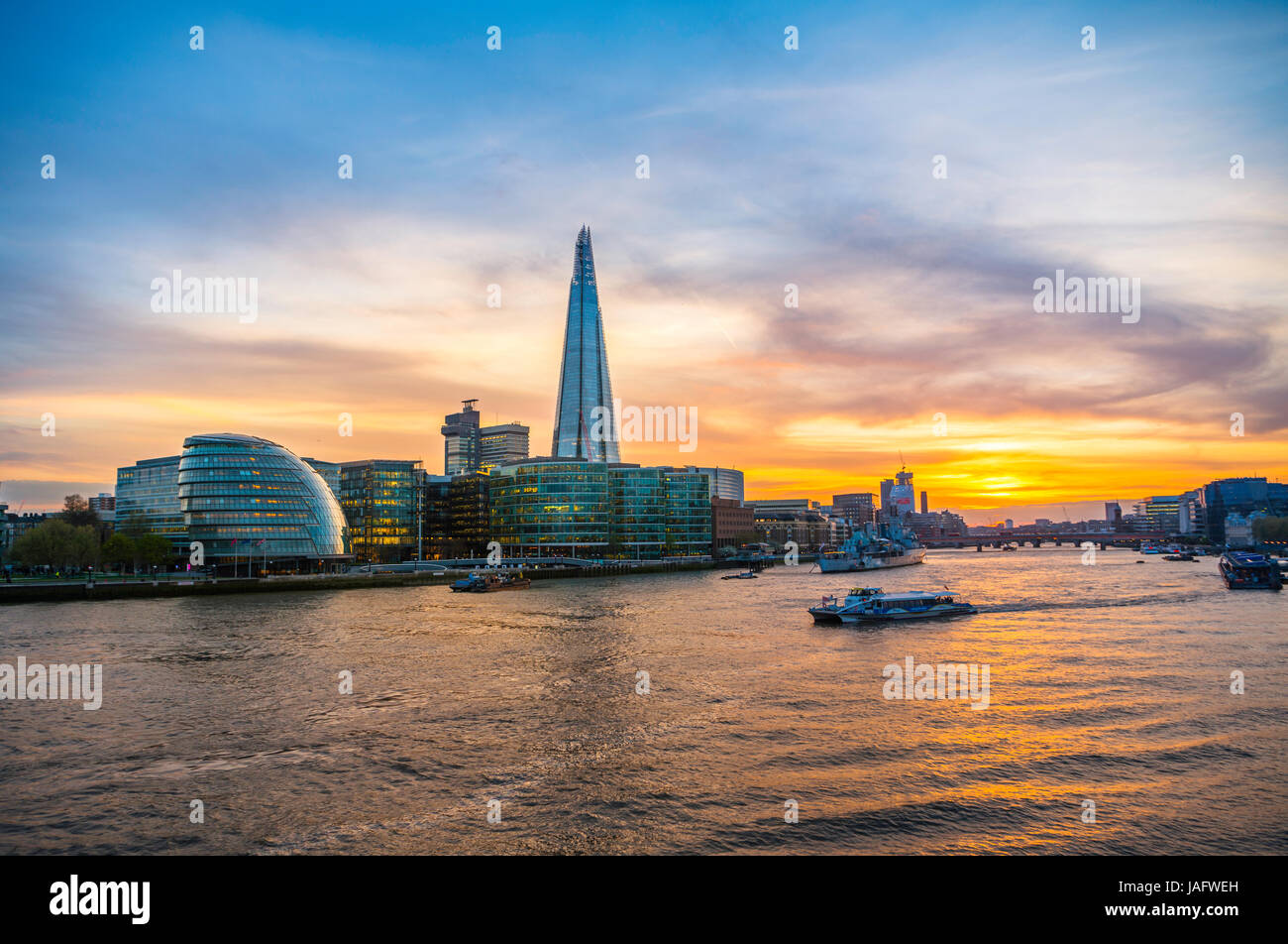 Reflection skyline office hi-res stock photography and images - Alamy