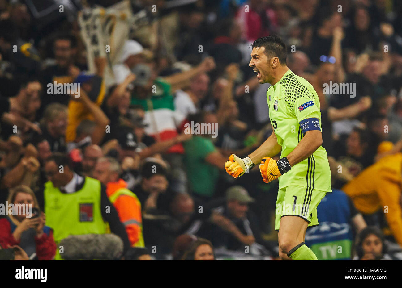 Gianluigi buffon trophy 2017 hi-res stock photography and images - Alamy